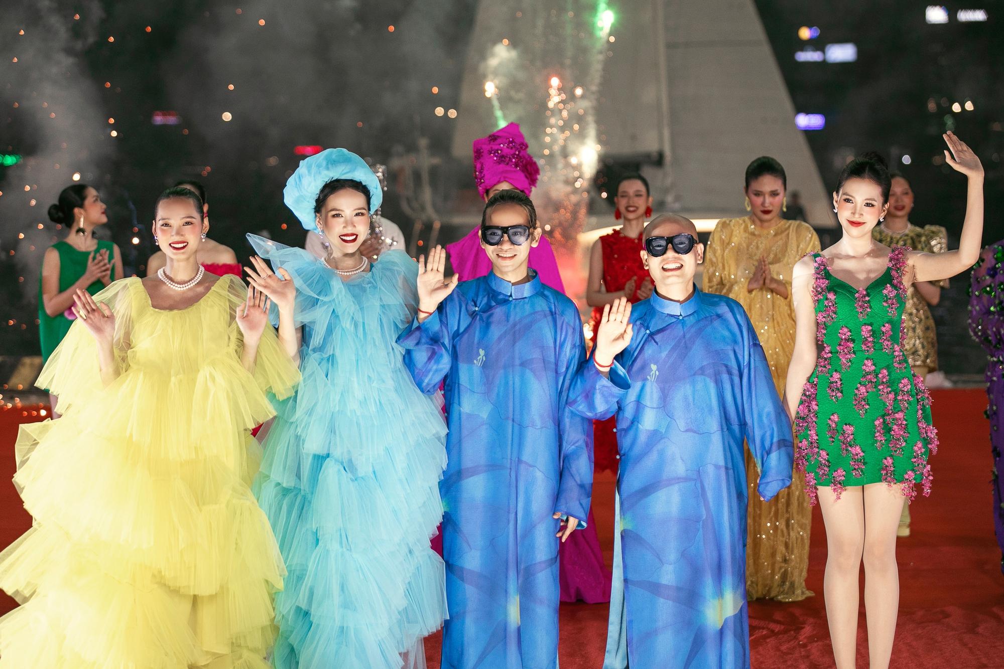 Tiểu Vy đẹp như mơ trên sàn runway sông Hàn cùng VUNGOC&SON - KÊNH ...