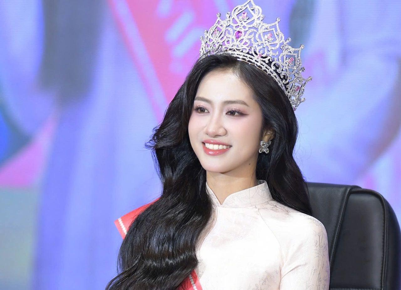 Hoa hậu Hà Trúc Linh rạng rỡ trở về trường cũ, được sinh viên chào đón ...